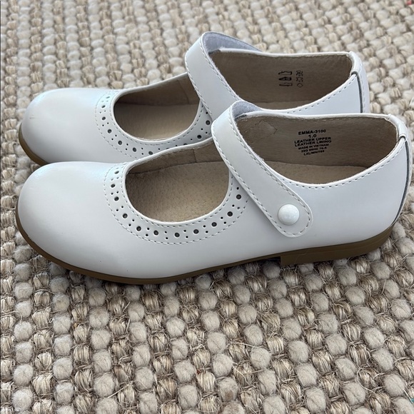 FootMates | Shoes | Footmates White Dress Shoes With Scalloped Design ...